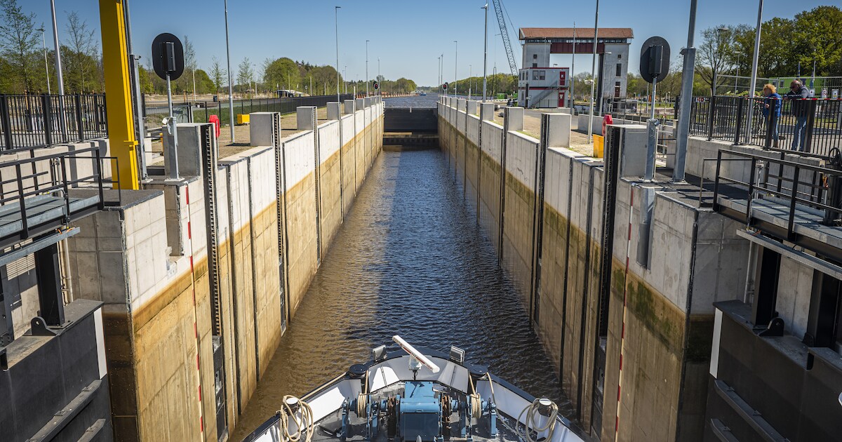 Nieuwe sluis Eefde na dag al gestremd: geen scheepvaart op Twentekanaal ...