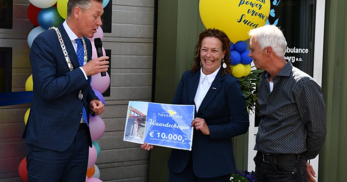 Wensambulance Vroomshoop werd 10.000 euro beloofd, maar moest maanden ...