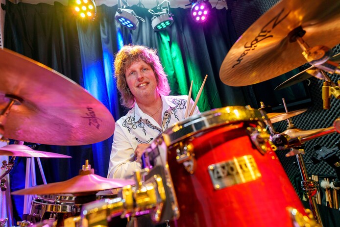 Deldense drummer on tour met Amerikaanse gitaarheld (die nog in de ...