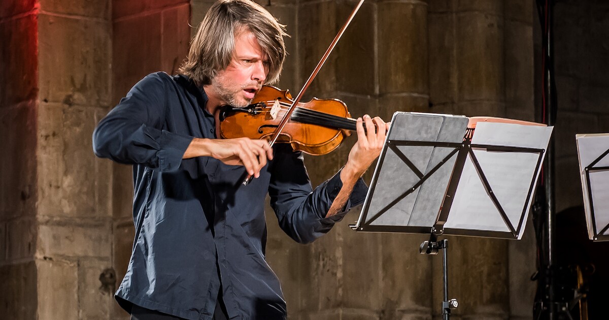 Violist Daniel Rowland speelt in een betoverend lichtdecor dat met de ...