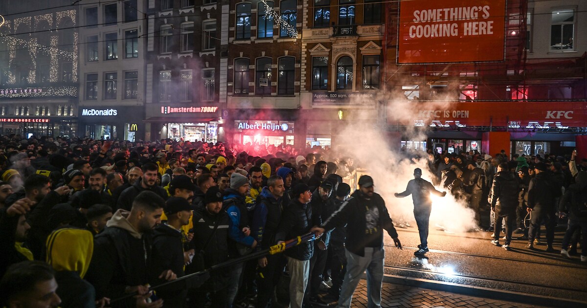 Ooggetuigen filmen hoe Maccabi-fans na verloren wedstrijd zelf op ...