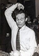 Kunstenaar Berend Seiger bladert door zijn fotoalbum: ‘Mijn ouders ...