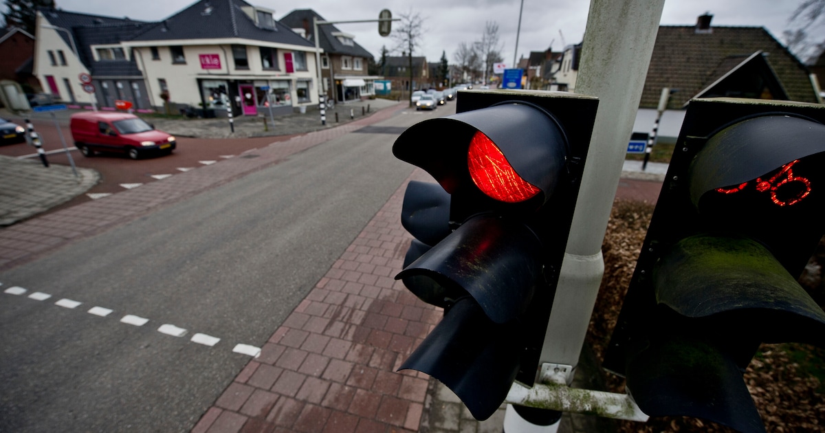 Vervanging verkeerslichten op drukke kruising in Nijverdal zorgt voor twee weken verkeershinder ...