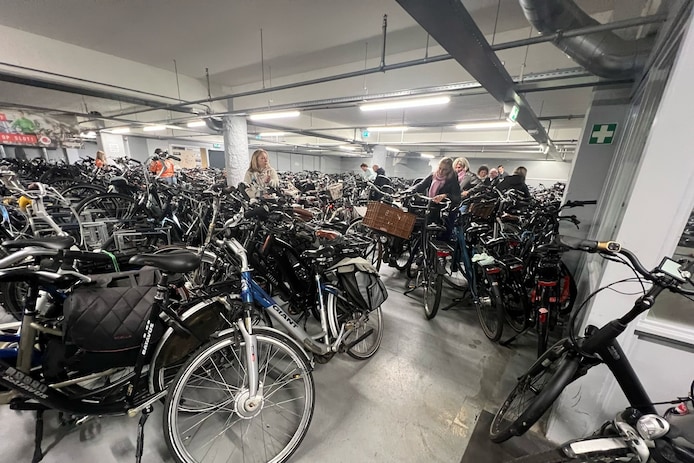 Fietsenstalling zonder toezicht leidt tot chaos: ‘Je kunt de fietsen er ...
