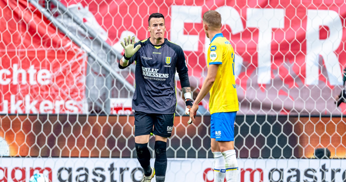 Etienne Vaessen verslaapt zich, RKC-trainer Joseph Oosting laat doelman ...