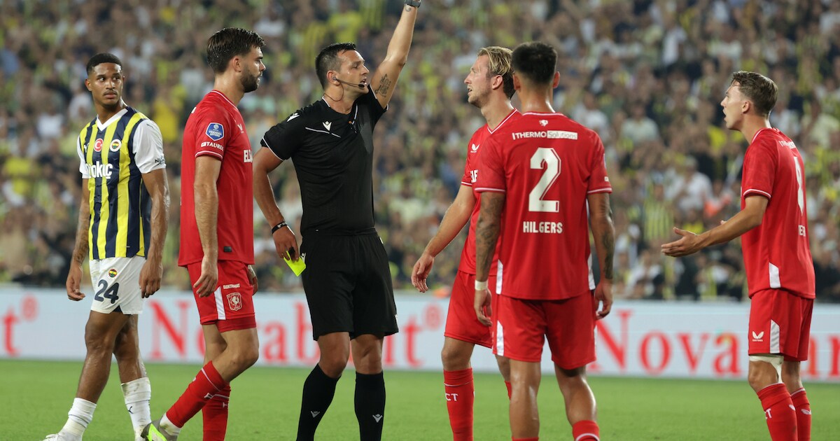 Rode kaart verandert alles voor FC Twente: ruim verlies bij Fenerbahçe ...