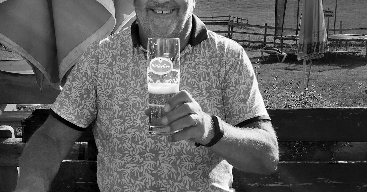 Kleurrijk architect Barend Scherpbier uit Enschede laat gasten toosten ...
