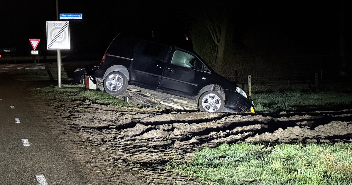 Auto rijdt in sloot in Vriezenveen, maar waar is de eigenaar ...