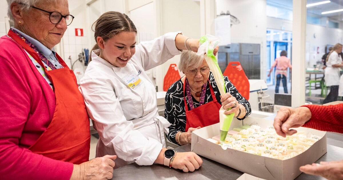 Leerlingen in Oldenzaal koken samen met mensen met dementie op Wereld ...