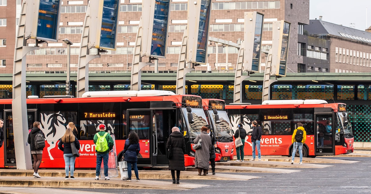 De rode bussen verdwijnen uit Twente, grote gevolgen voor 450 ...