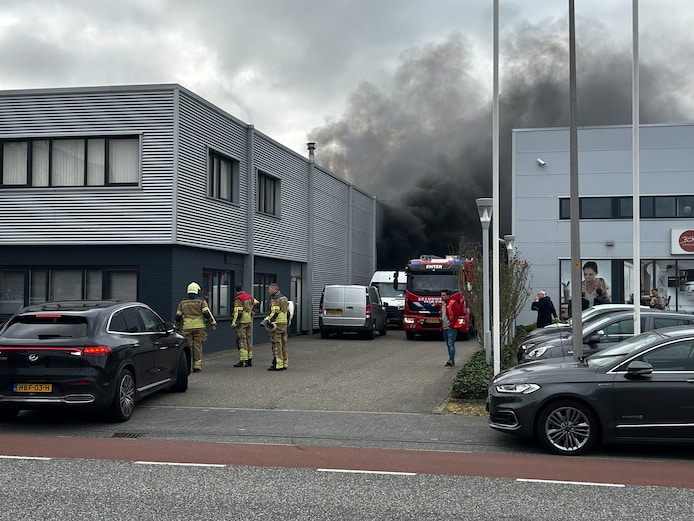 Grote brand bij pakketvervoerder DPD in Rijssen | Rijssen-Holten ...