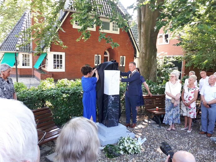 68 jaar na busramp met jeugdkoor onthult Den Ham een monument: ‘Daar is ...