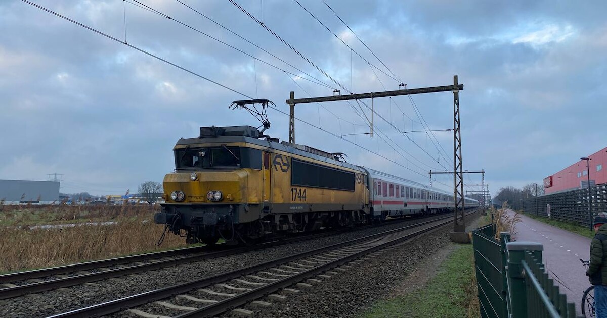 Vertraging op het spoor door defecte trein tussen Almelo en Hengelo ...