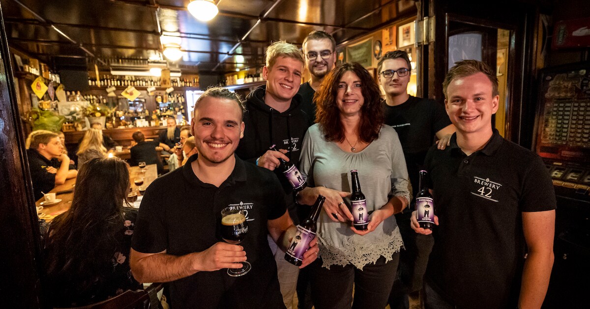 Met ‘biertje van Bas’ halen vrienden van hun overleden vriend zo veel ...