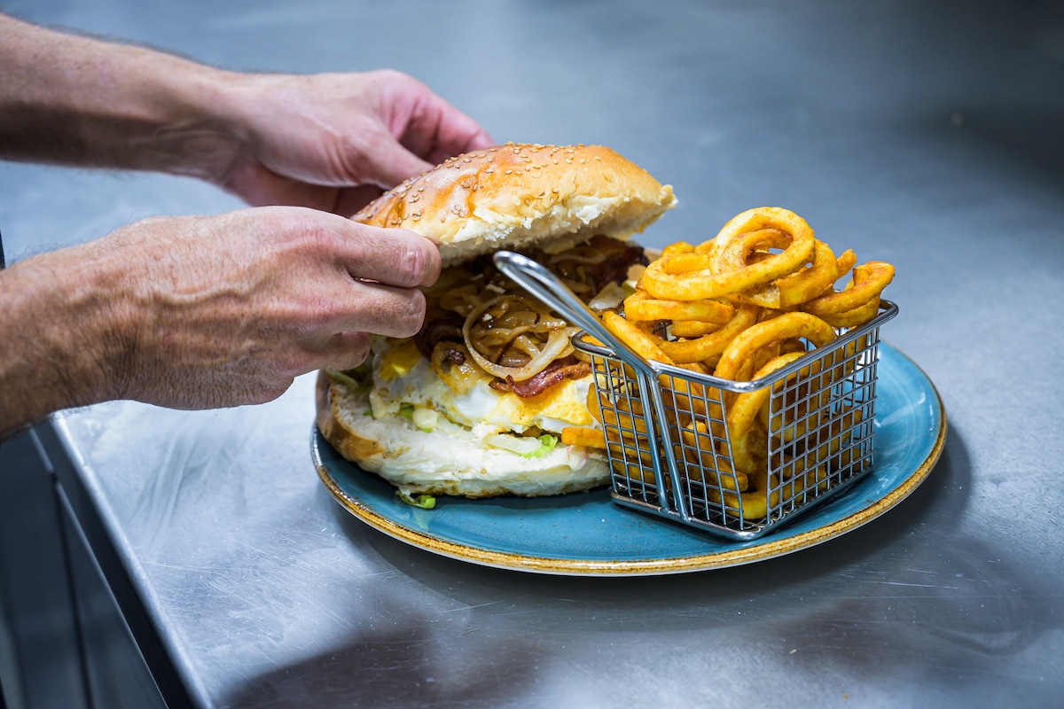 De megaschnitzel is bij Frans op den Bult verdrongen door de Bultburger ...