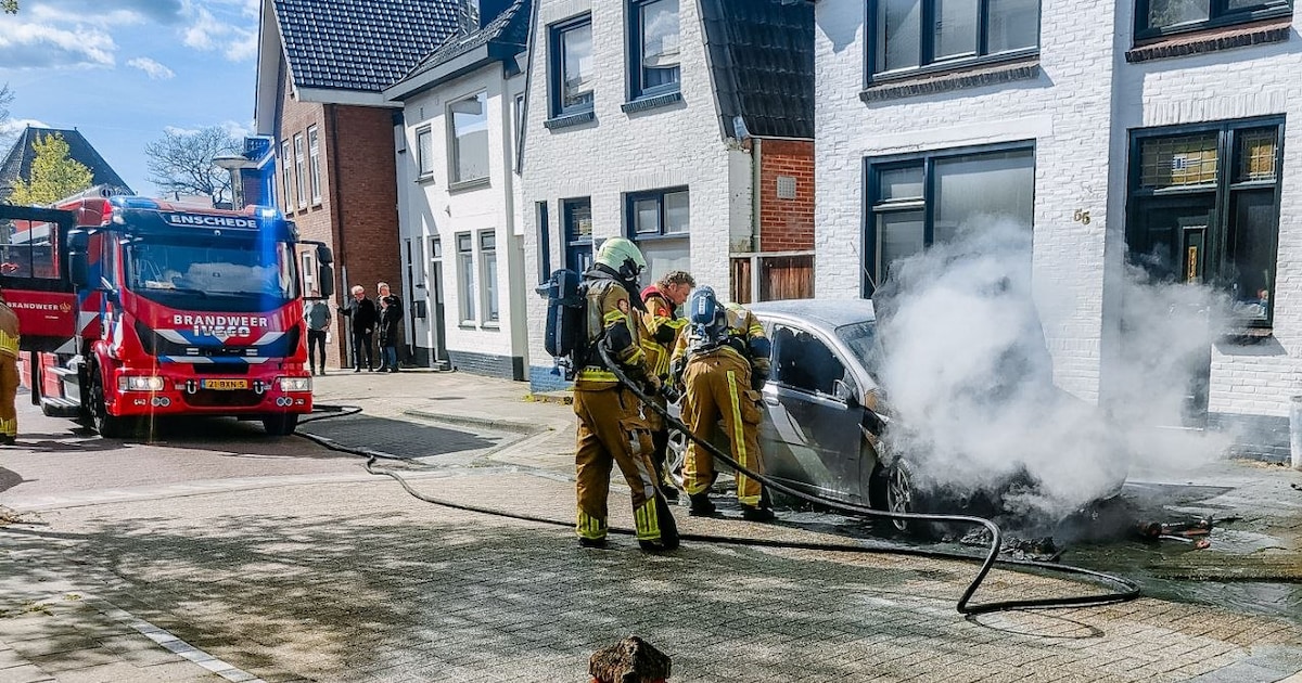 Sleutelen aan auto eindigt dramatisch: voertuig volledig uitgebrand ...
