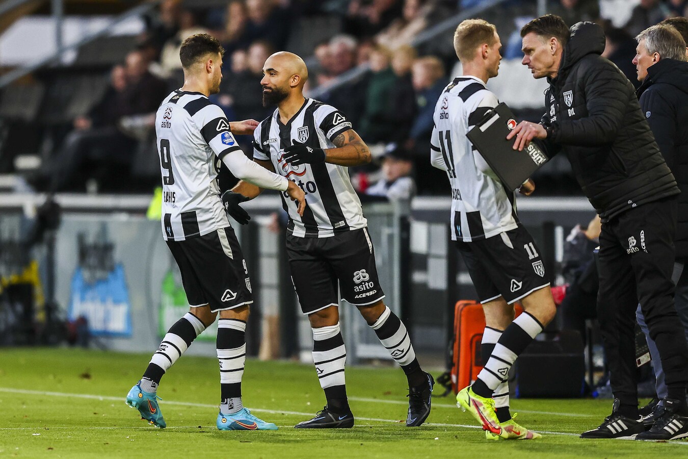 Als geen ander weet Bakis hoe snel het kan gaan: van de tribune tot de ...