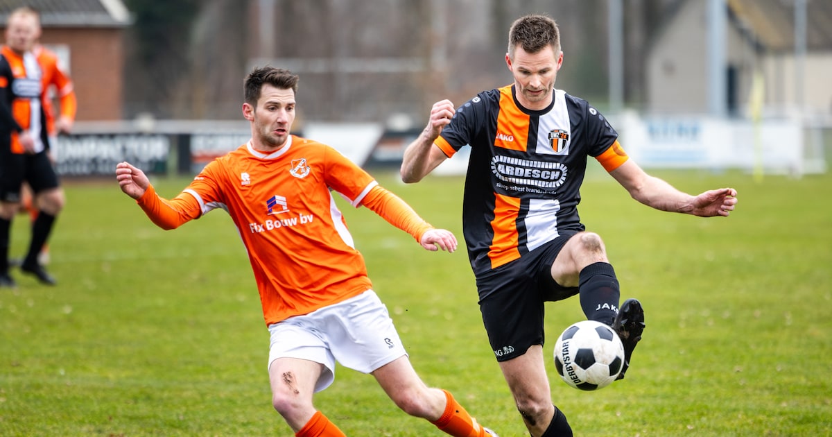 Aanstaand voorzitter Mark Boshove zwaait als voetballer af in het nieuwe shirt van OWZ’24 ...