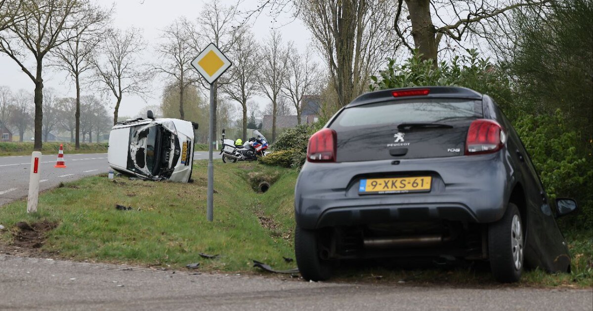 Twee auto’s botsen in Hengevelde: de één belandt in de sloot, de ander ...