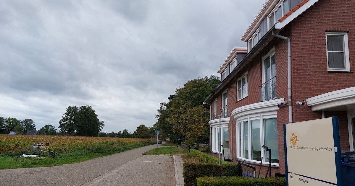 Opeens zijn protestborden en spandoeken verdwenen bij asielhotel ...