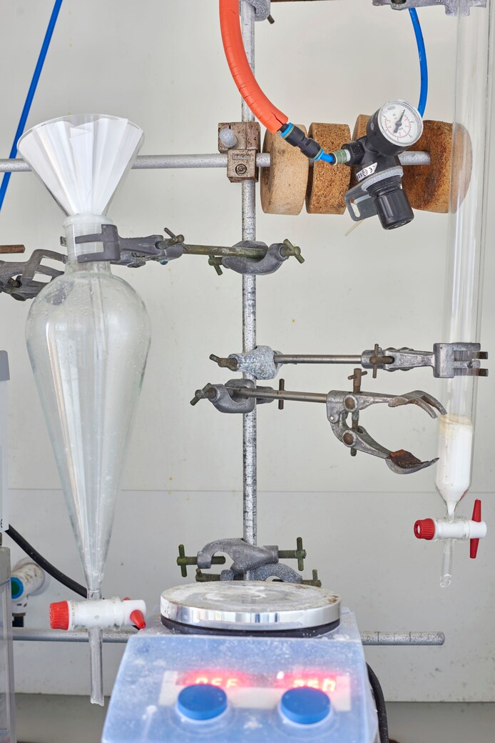 Volle afvalbakken, glasscherven na een mislukte proef: het kleine leed ...