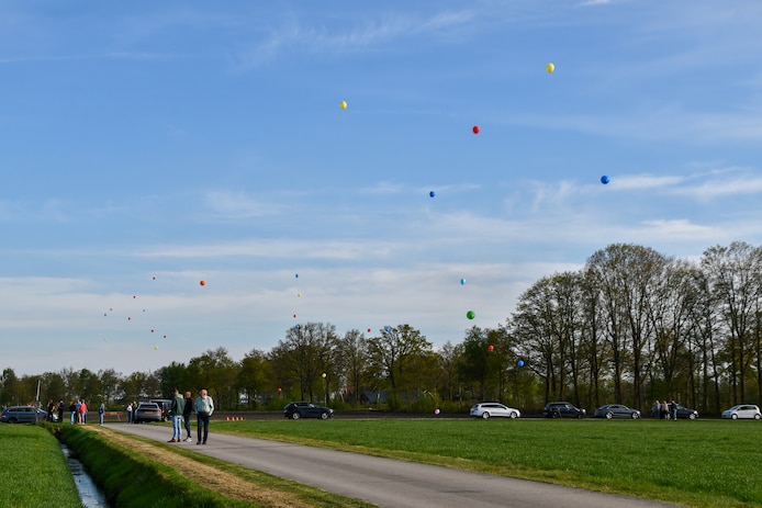 Bestuurders zetten auto’s aan kant om dit evenement te kunnen zien ...