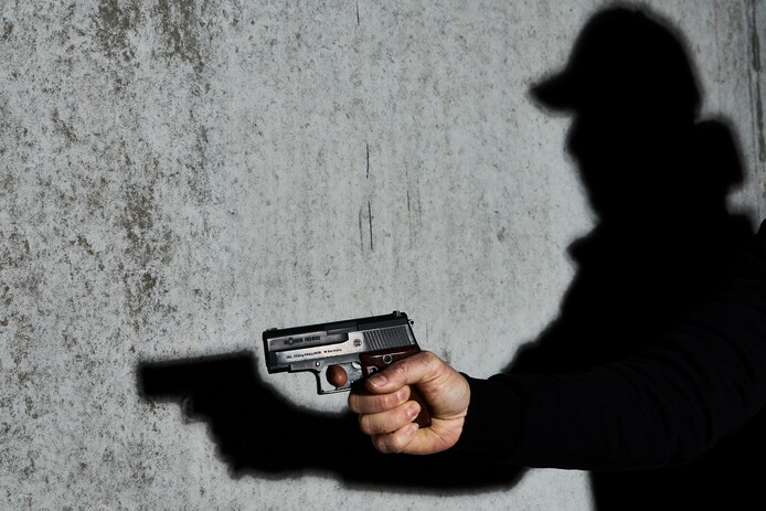 Pistool, klappen en 15.000 euro afgepakt: slachtoffer stond doodsangst uit in café in Enschede ...