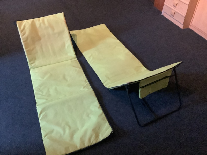 Twee strandstoeltjes, gratis fauteuil en ‘koninklijk’ servies ...