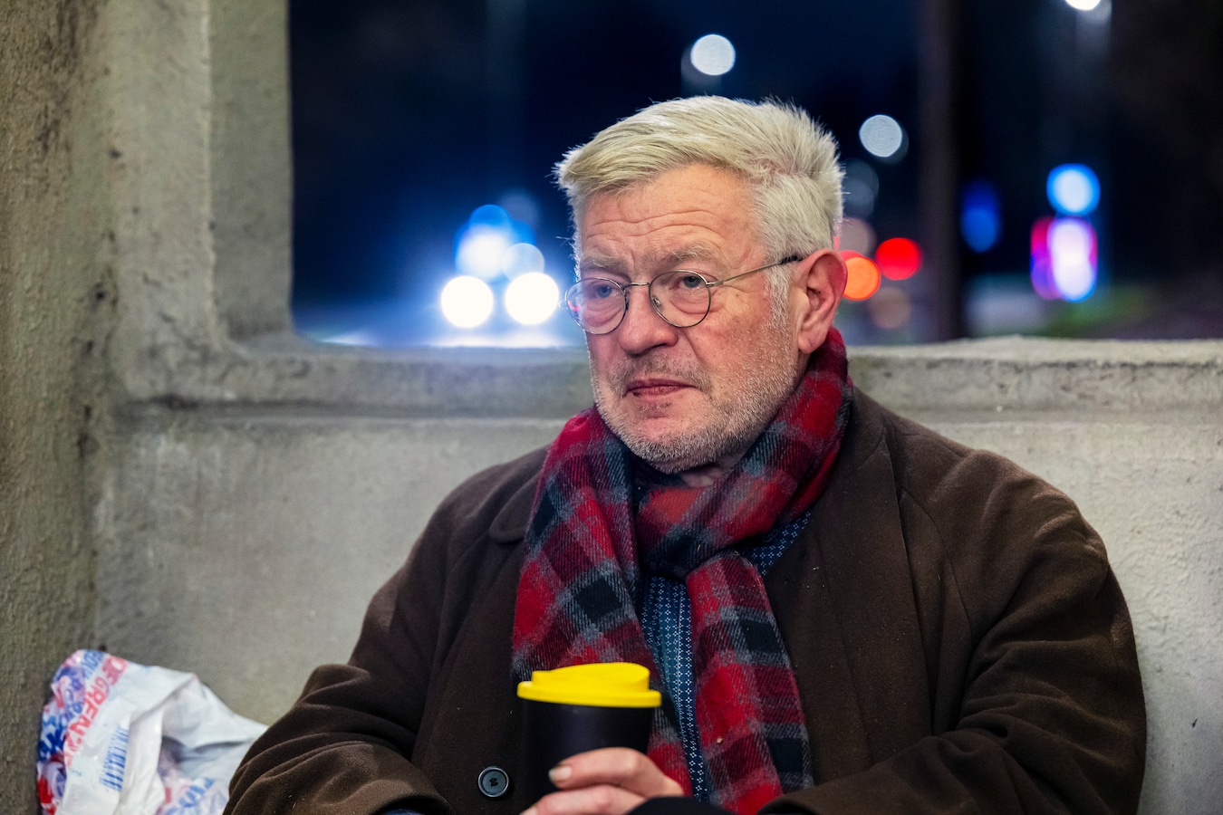 Jurist, nette kleding én toch dakloos: Gert Jan (60) ligt al weken in een betonnen huisje | Foto ...