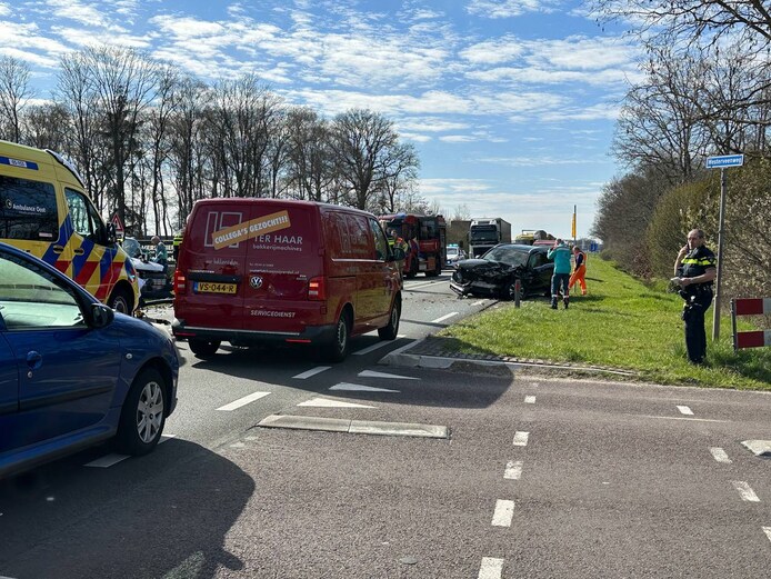 Twee gewonden bij frontale botsing op N35 bij Nijverdal, weg richting Wierden voorlopig dicht ...