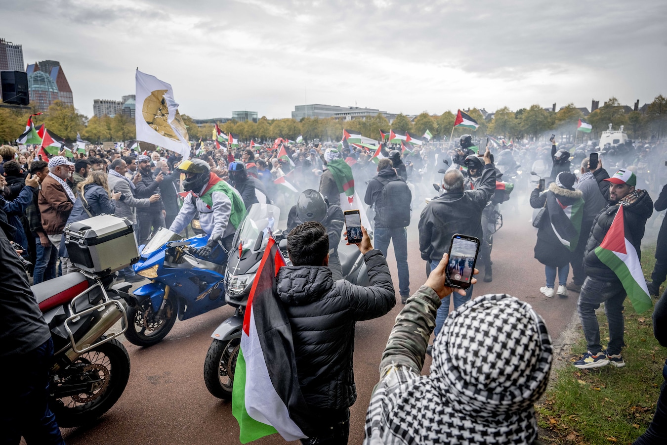 Duizenden mensen in Den Haag voor pro-Palestina-protest: massale tocht ...
