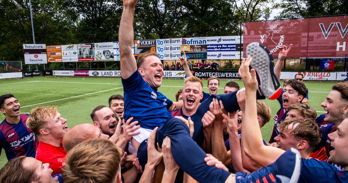 Na de laatste wedstrijd van trainer Benneker viert Hellendoorn het ...