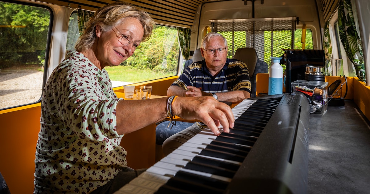 Koordirigent Yt zingt met mensen in haar bus: ‘Mooiste vorm van ...