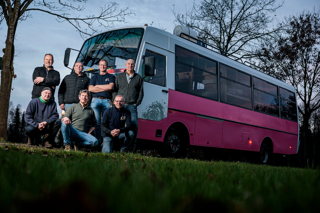 Acht bedden, nul luxe: zo rijden Tukkers hun schoolbus naar Afrika ...