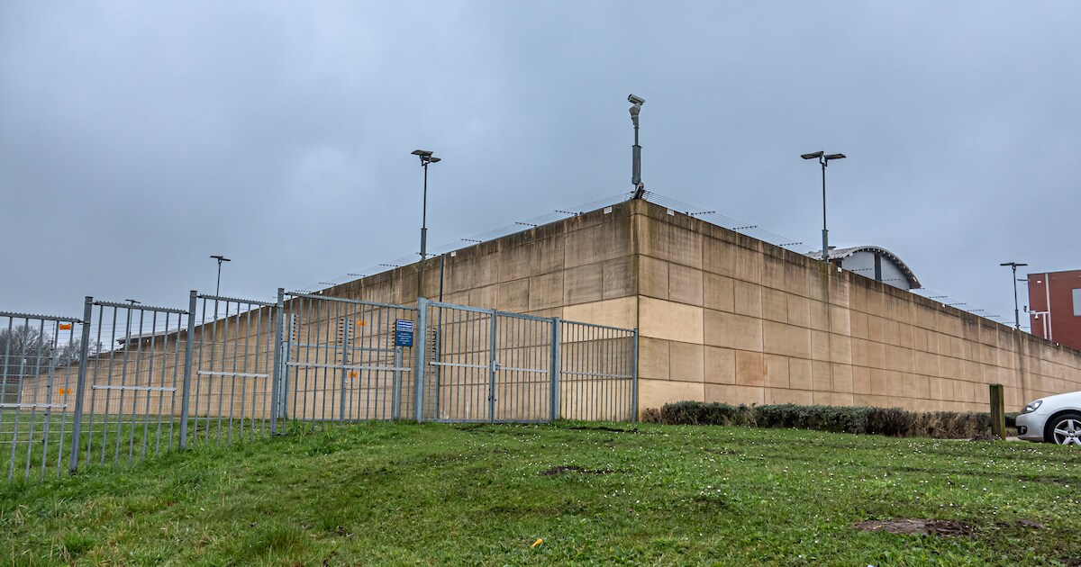 Almeloër die al in tbs-kliniek had moeten zitten, valt medewerker Zwolse gevangenis aan met ...