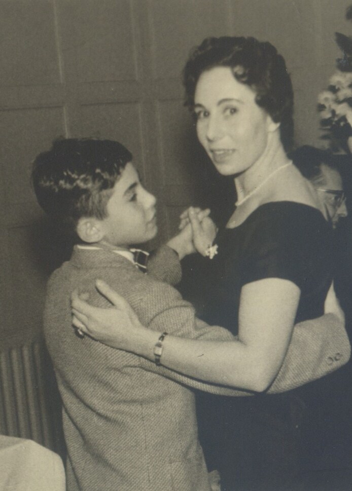 Schrijver Frank Krake uit Hengelo ging op zoek naar de geschiedenis van Clarence en zijn moeder ...