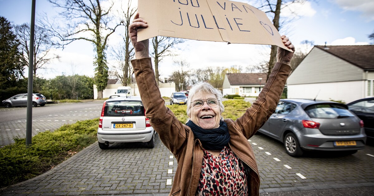 Tot het over is, staat de Enschedese Joke tussen de middag bij het ...