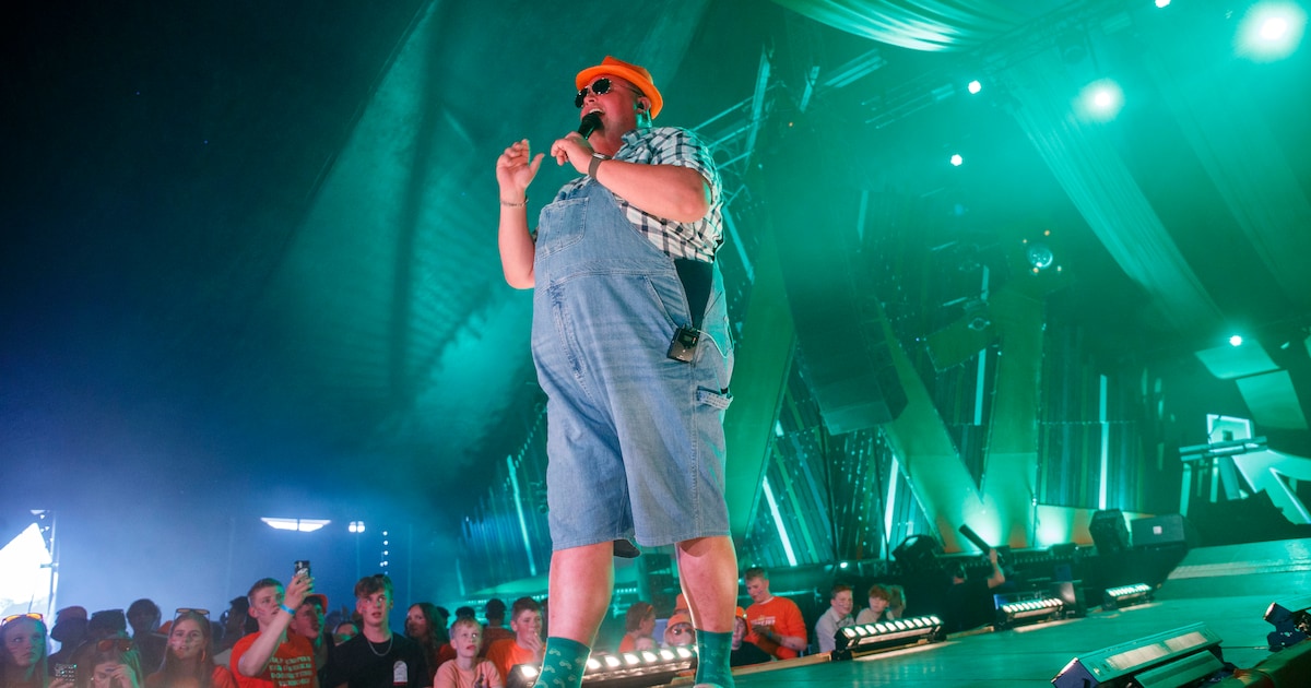 Boer Bennie uit Borne gaat met Koningsdag van optreden naar optreden ...