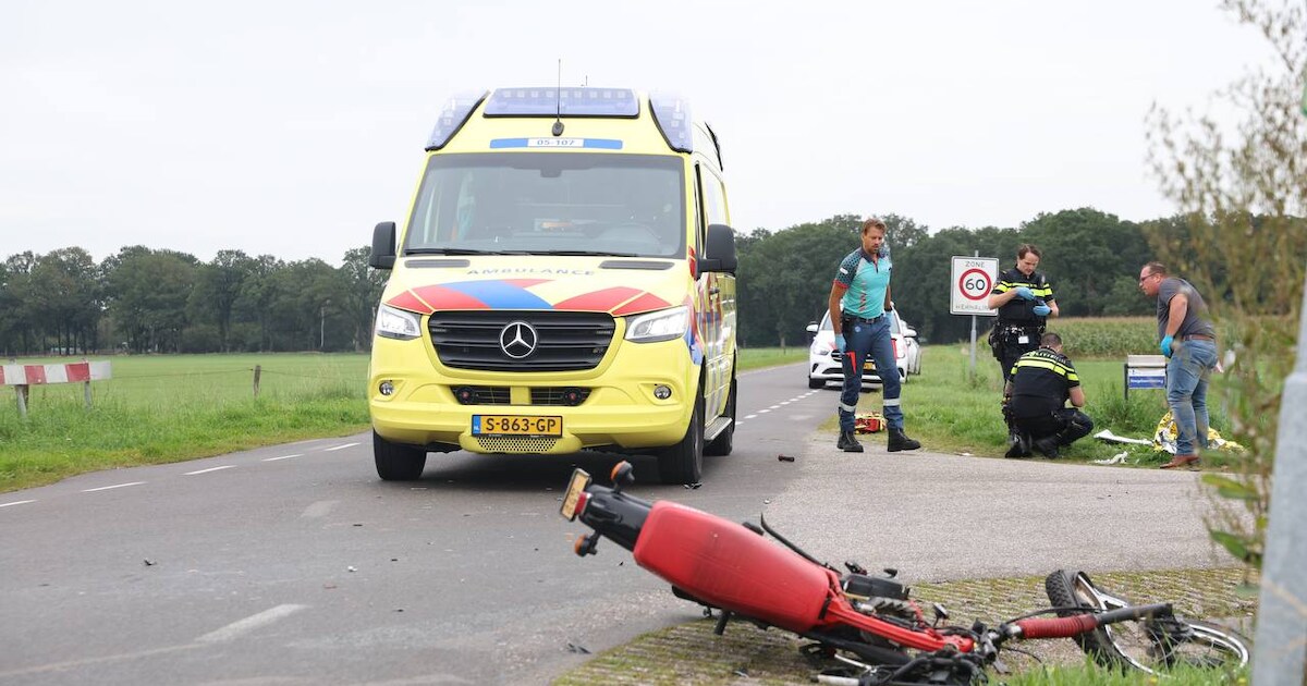Bromfietser loopt ernstig beenletsel op bij aanrijding in Wierden ...