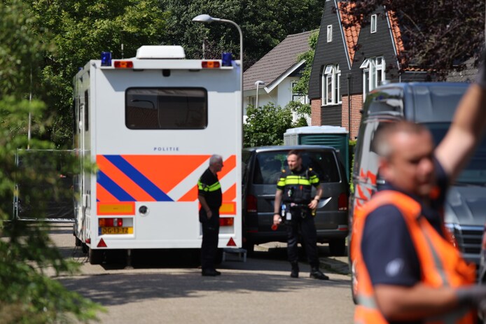 Overleden persoon aangetroffen in Delden, politie verricht grootschalig onderzoek bij woning ...