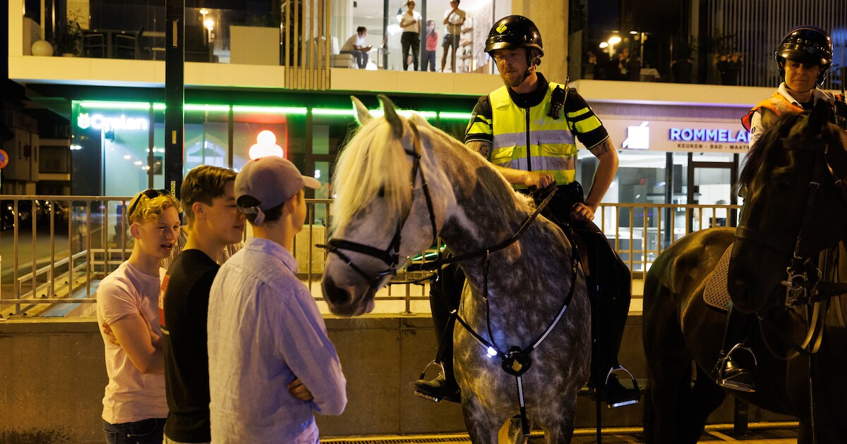 Nederlandse politie helpt collega's in Knokke-Heist om jongeren in toom ...