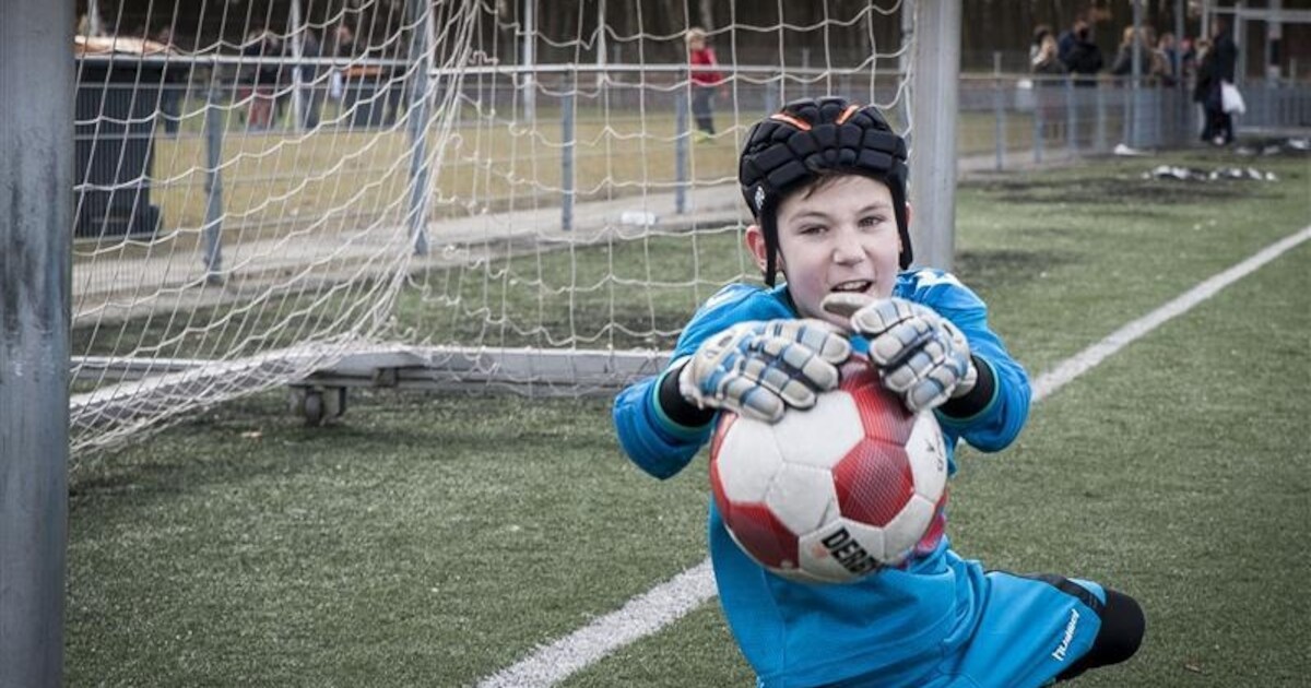 Ryan (8) van Achilles Enschede keept met helm: 'Iemand moet de eerste ...