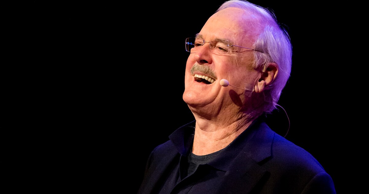 John Cleese is in Enschede, maar een Silly Walk op de Oude Markt zit er ...