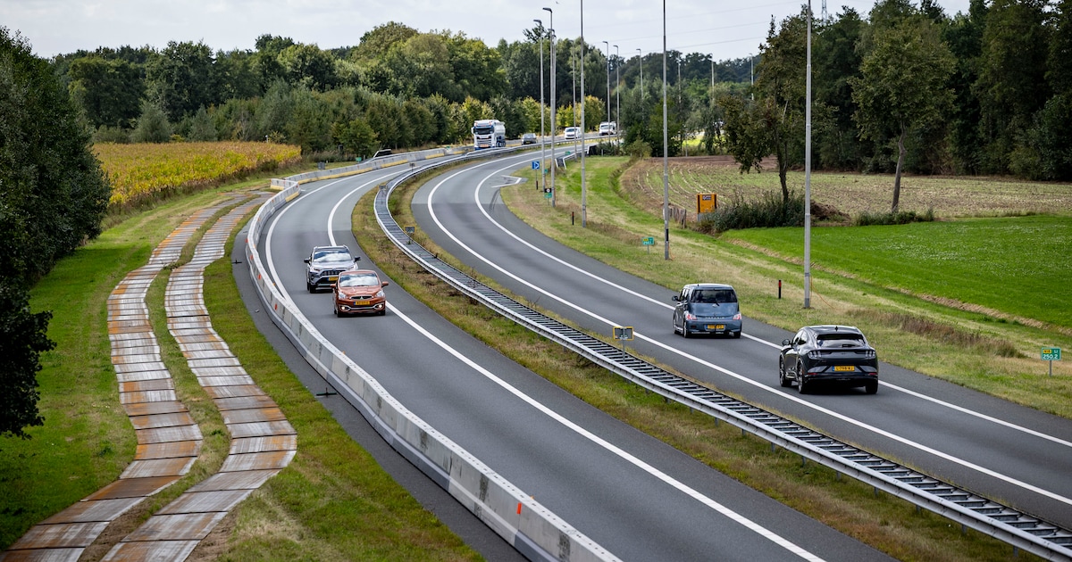 Ineens verrijzen er lantaarns langs de N18, maar wat is de reden ...
