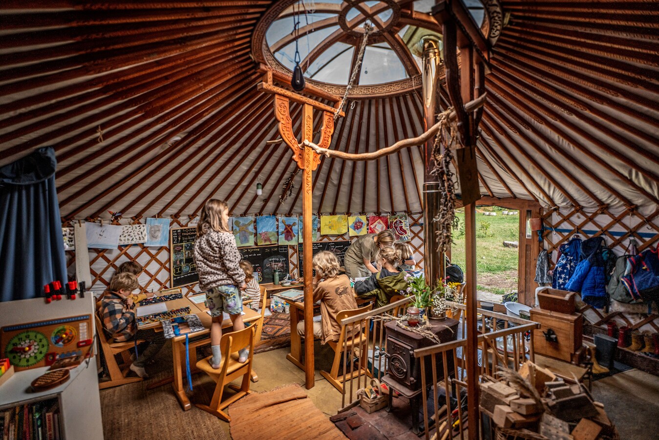 Elf leerlingen in een yurt zonder elektriciteit en riool en tóch lijkt ...