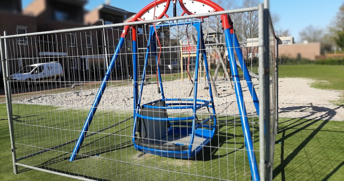 Speciale schommel voor kinderen met beperking in Almelo na twee maanden ...