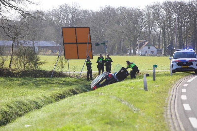 Auto belandt in de sloot in Rossum, bestuurster komt met de schrik vrij ...