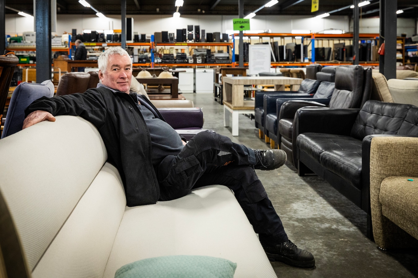 Stuntverkoop van oude banken en fauteuils loopt niet, maar halve zak ...