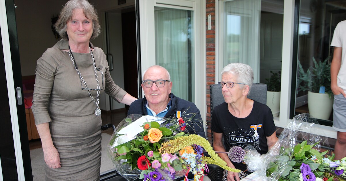Twee lintjes in Hezingen, in leven Femie en Gerard Rikhof staat ...