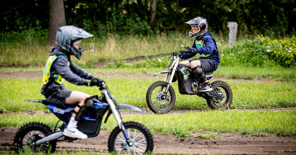 Nergens kan het, maar hier in Twente wel: elektrisch crossen achter een ...
